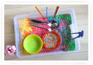 Spelen met zelfgemaakte gekleurde rijst - Kiind Magazine