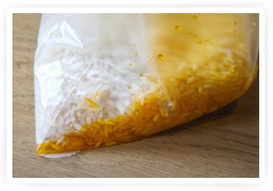 Spelen met zelfgemaakte gekleurde rijst - Kiind Magazine